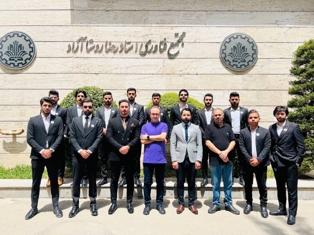 A visit by third-year students in the College of Engineering to Sharif ...